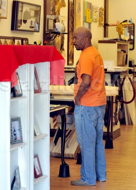 Photos: David Alan Grier Shops For Picture Frames - StarzLife