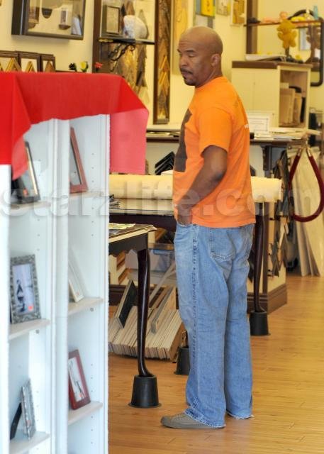 Photos: David Alan Grier Shops For Picture Frames - StarzLife